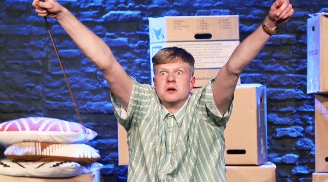 Victor Lander flygter hjemmefra | Se showet her | TV 2 Play